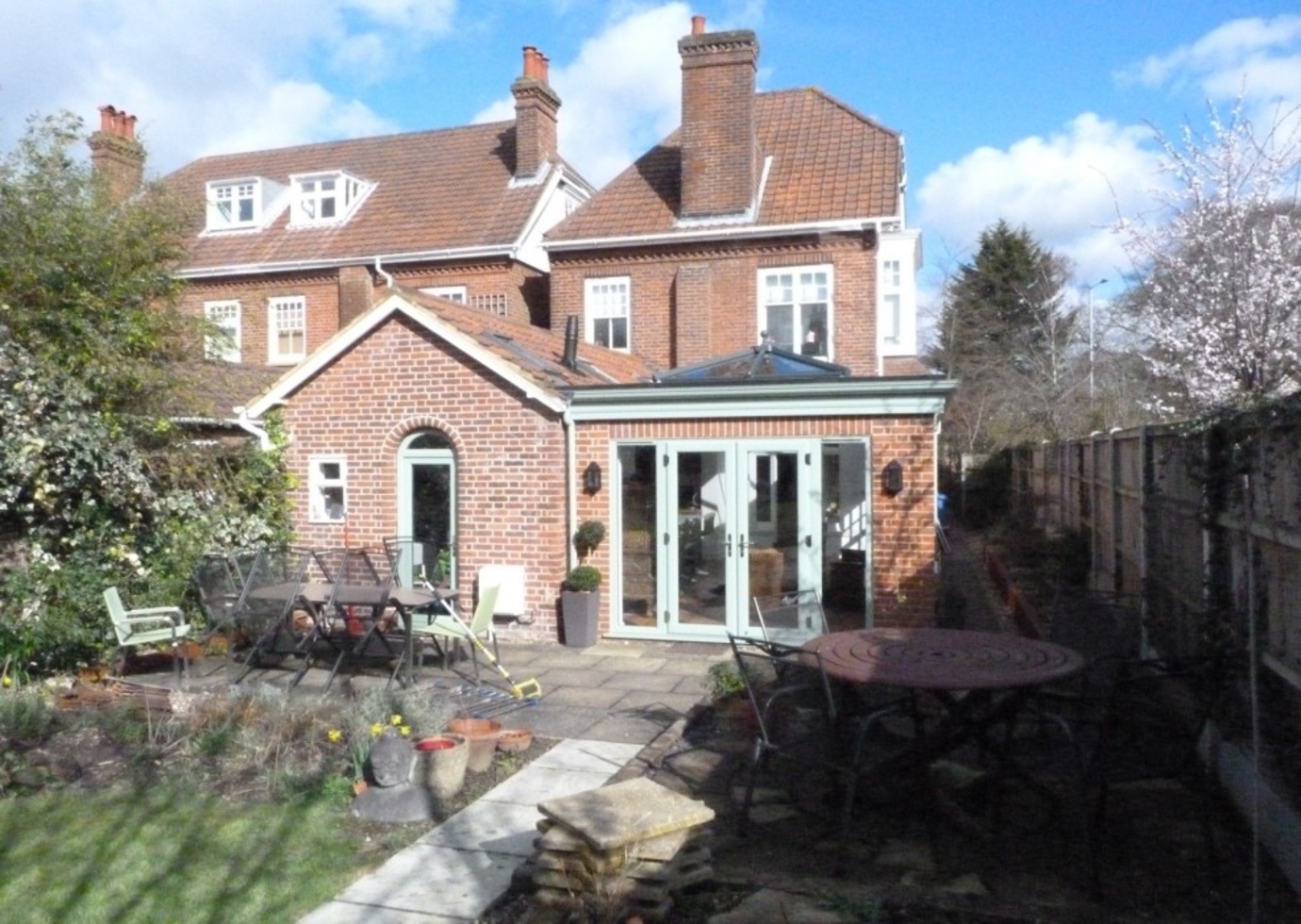 A sympathetic extension to a period property adds space for dining and ...